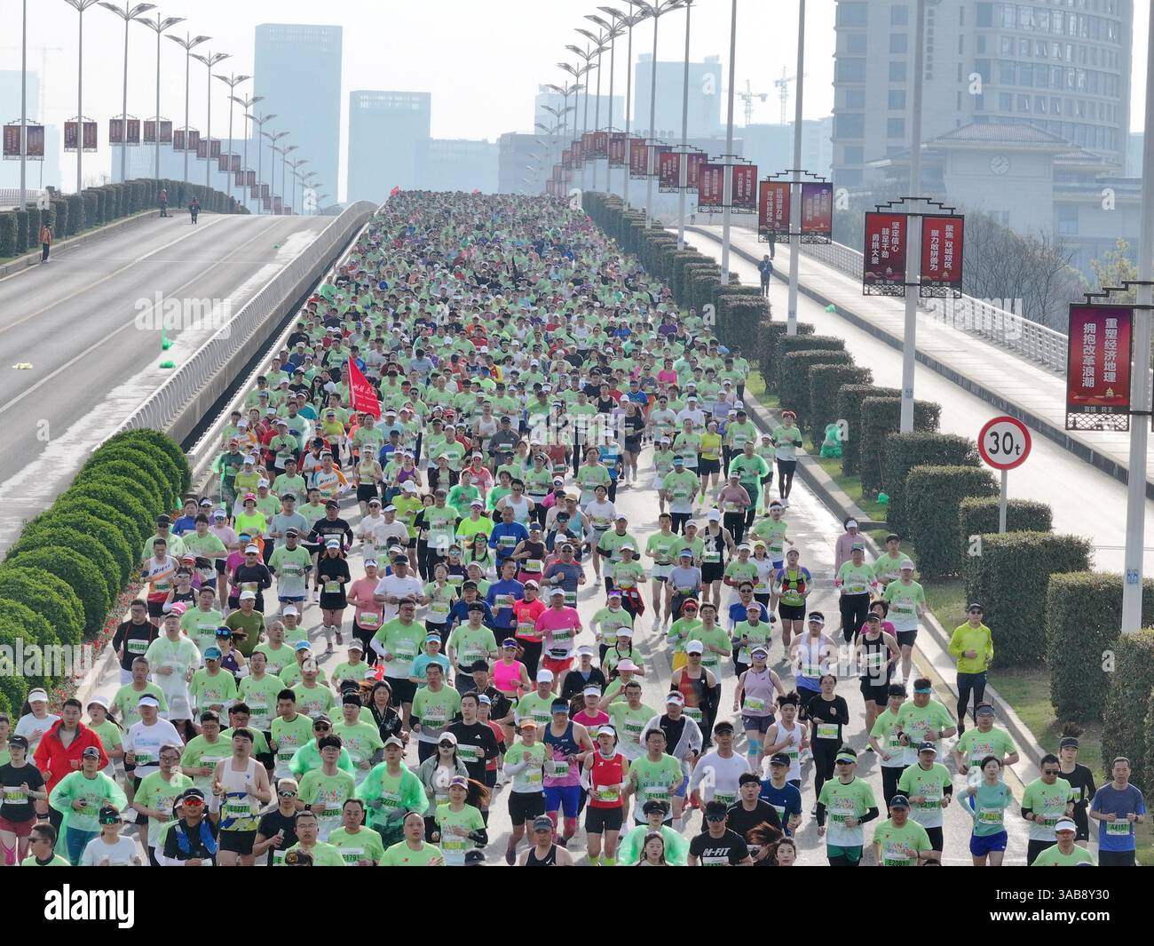 The 2025 Yangzhou Jianzhen Half Marathon kicks off in Yangzhou City ...