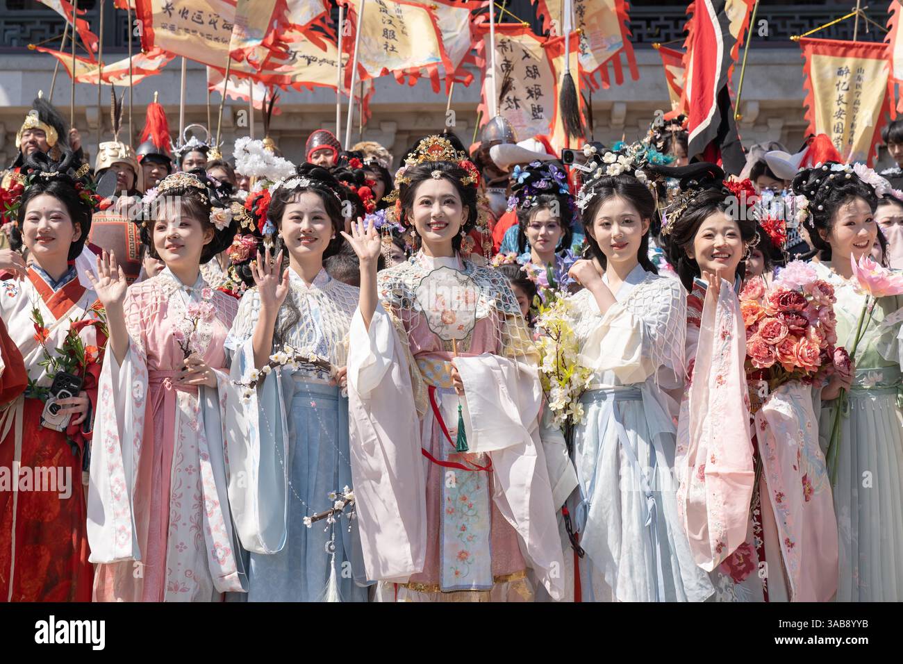 Women in traditional Han clothing act as "flower god" at Huazhao ...