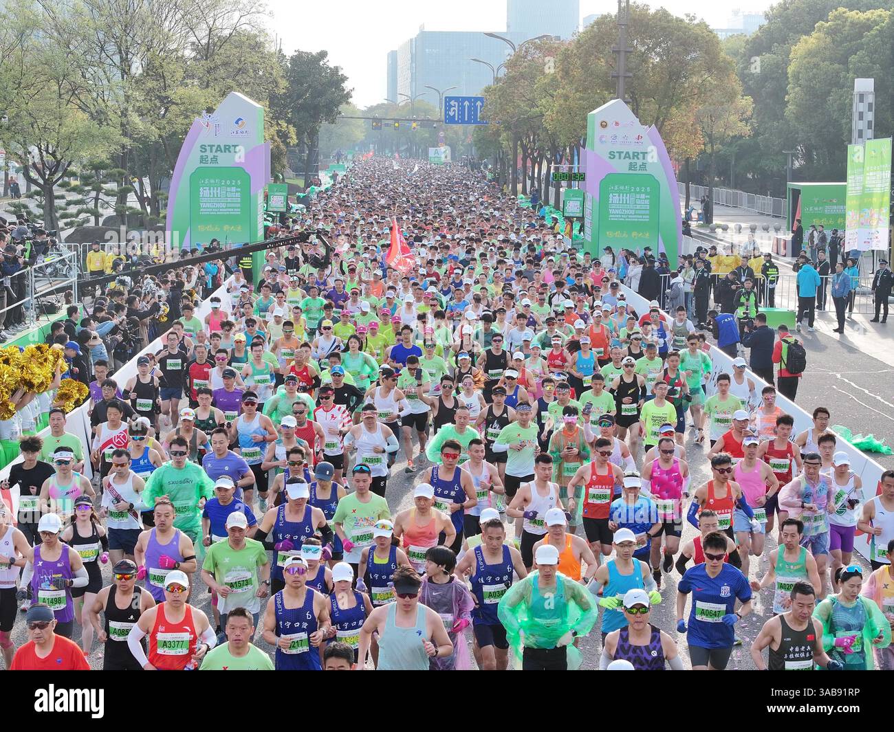 The 2025 Yangzhou Jianzhen Half Marathon kicks off in Yangzhou City ...
