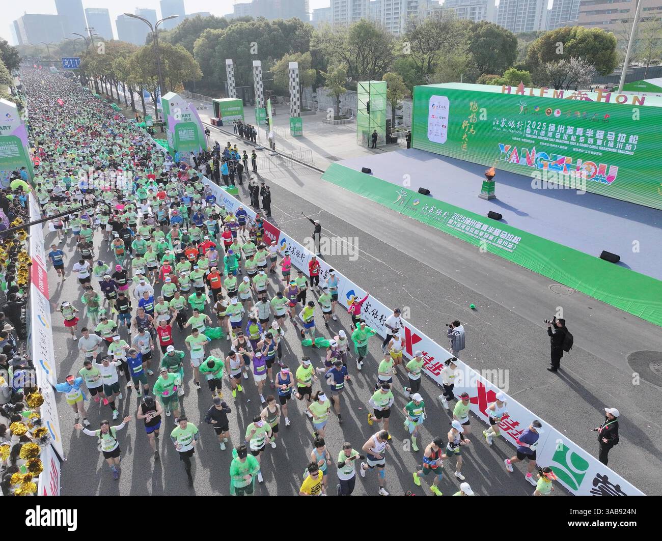 The 2025 Yangzhou Jianzhen Half Marathon kicks off in Yangzhou City ...