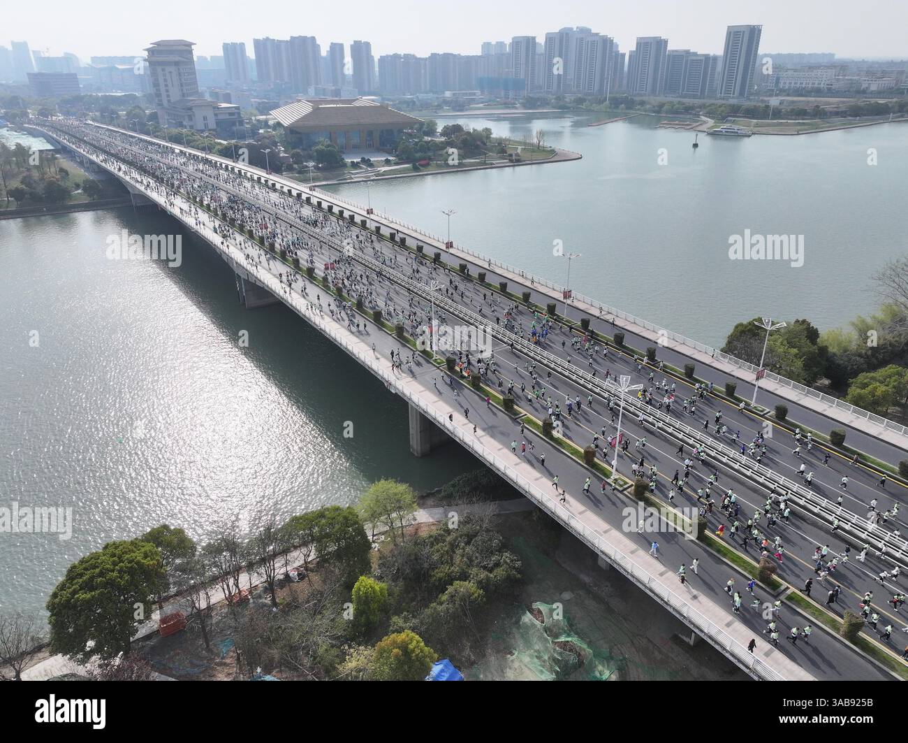 The 2025 Yangzhou Jianzhen Half Marathon kicks off in Yangzhou City ...