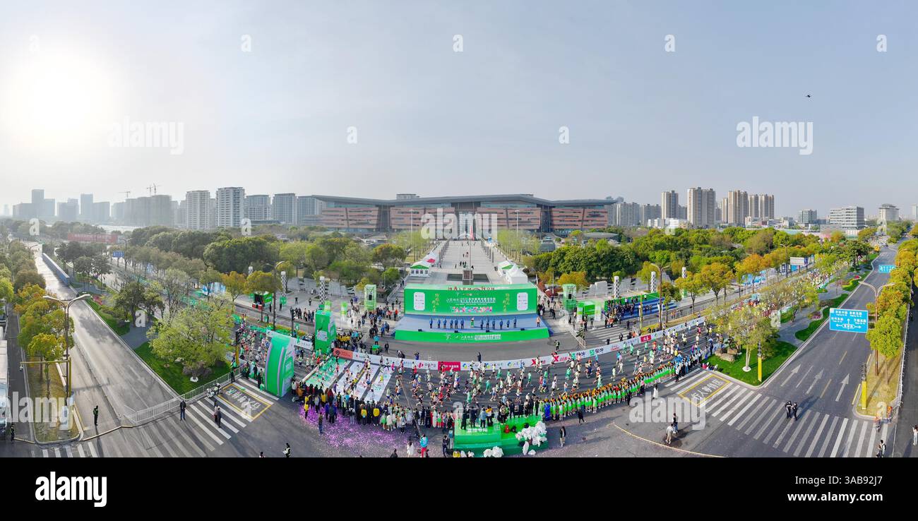 The 2025 Yangzhou Jianzhen Half Marathon kicks off in Yangzhou City ...