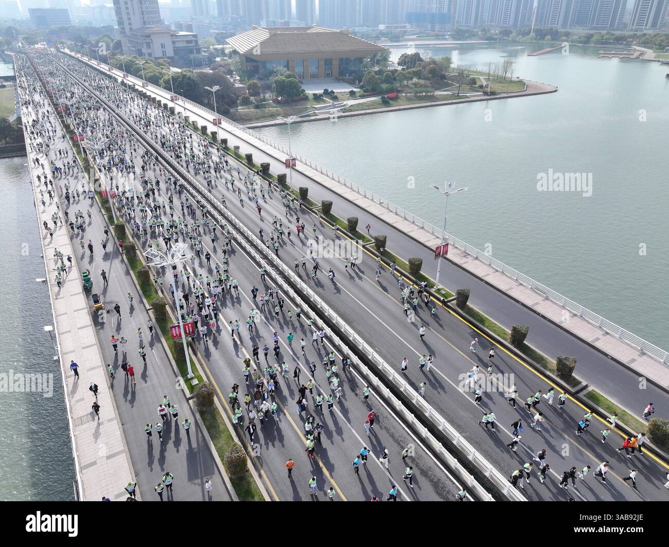 The 2025 Yangzhou Jianzhen Half Marathon kicks off in Yangzhou City ...