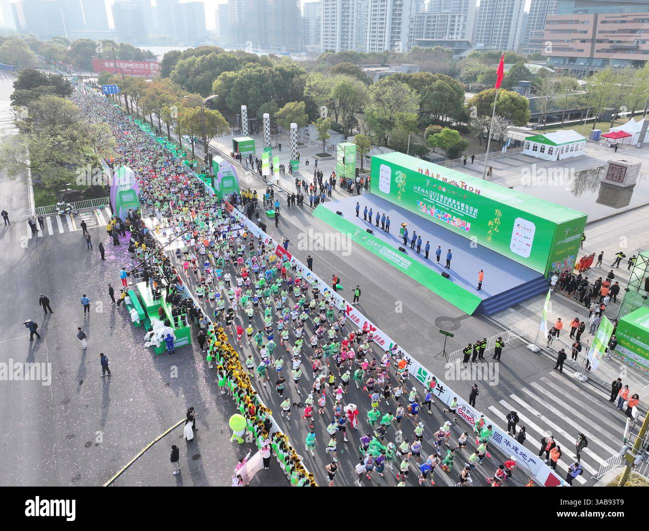 The 2025 Yangzhou Jianzhen Half Marathon kicks off in Yangzhou City ...