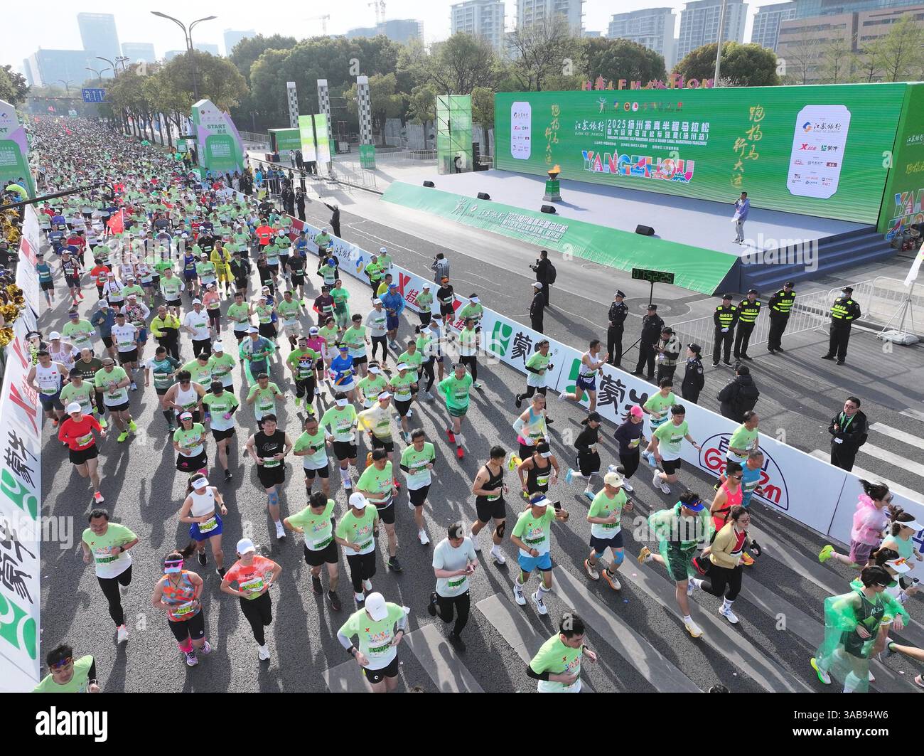 The 2025 Yangzhou Jianzhen Half Marathon kicks off in Yangzhou City ...