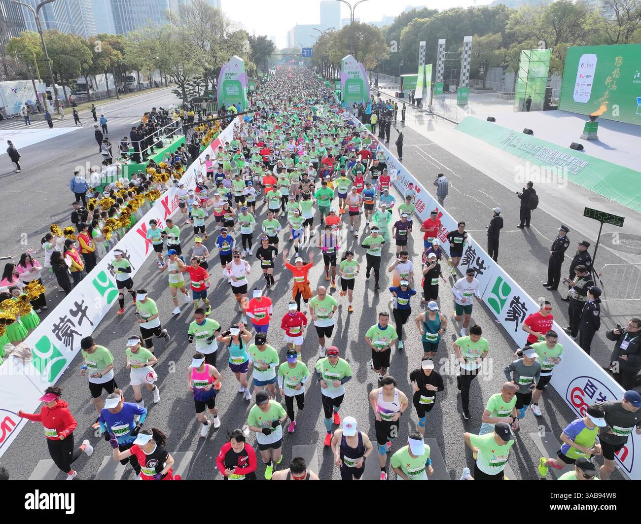 The 2025 Yangzhou Jianzhen Half Marathon kicks off in Yangzhou City ...