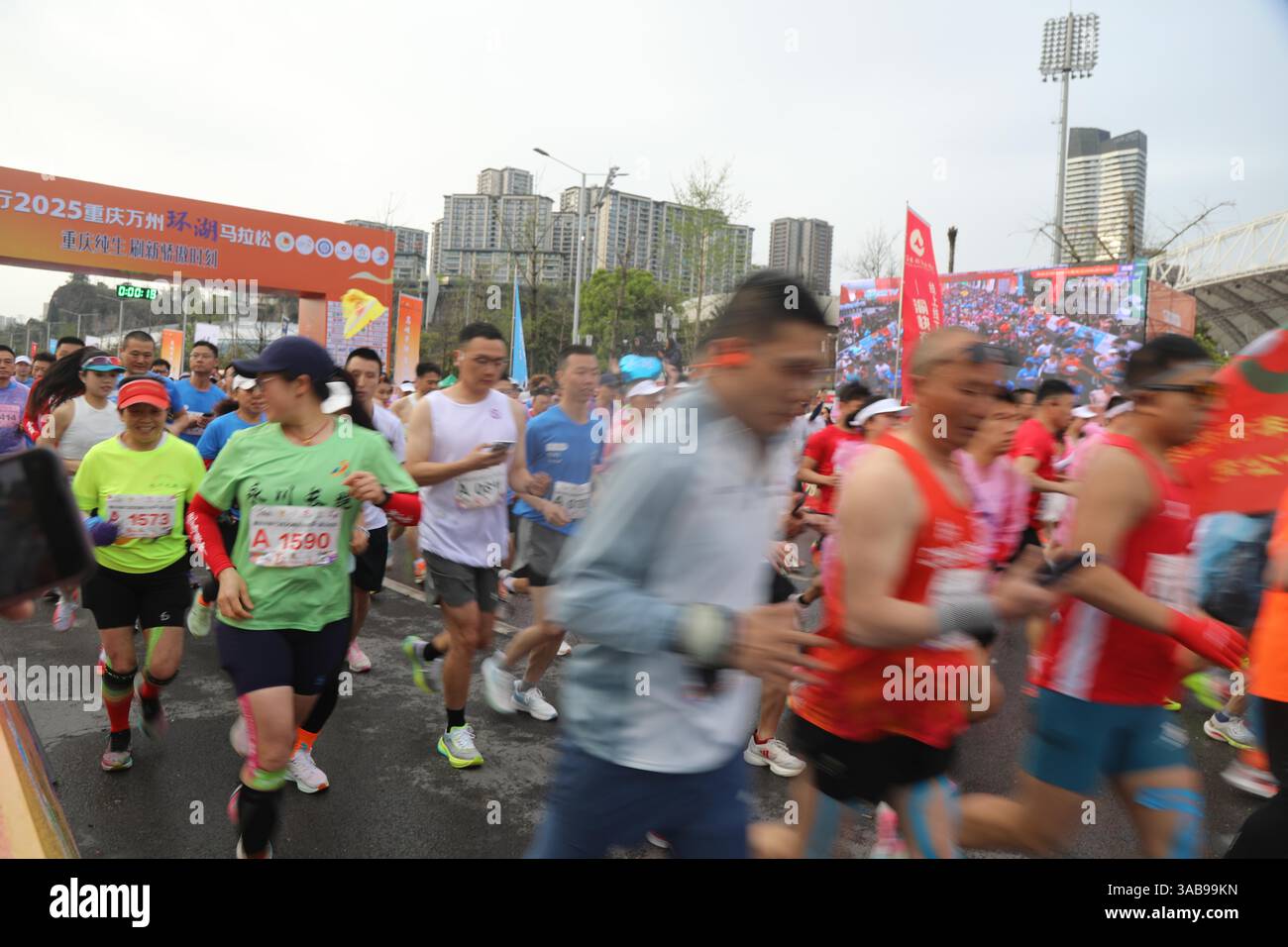The 2025 Chongqing Wanzhou Marathon kicks off in Chongqing, China, 30 ...