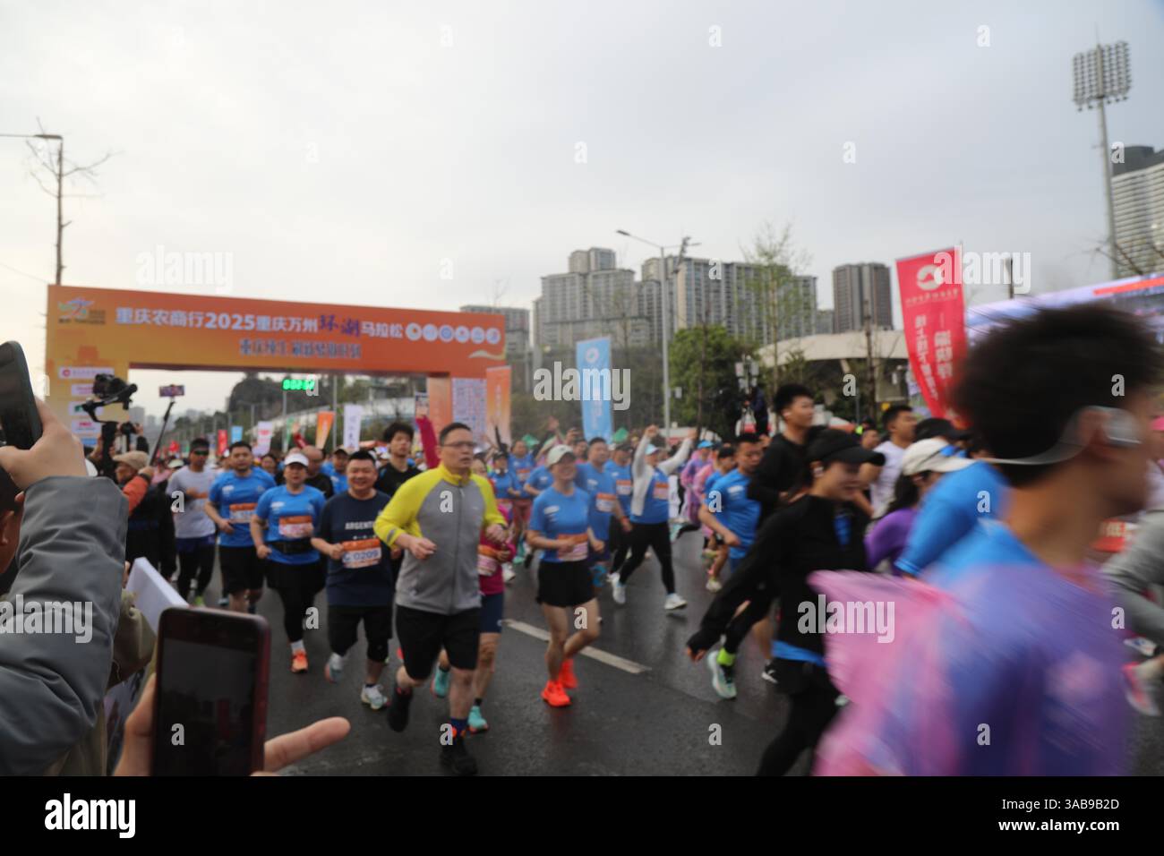 The 2025 Chongqing Wanzhou Marathon kicks off in Chongqing, China, 30 ...