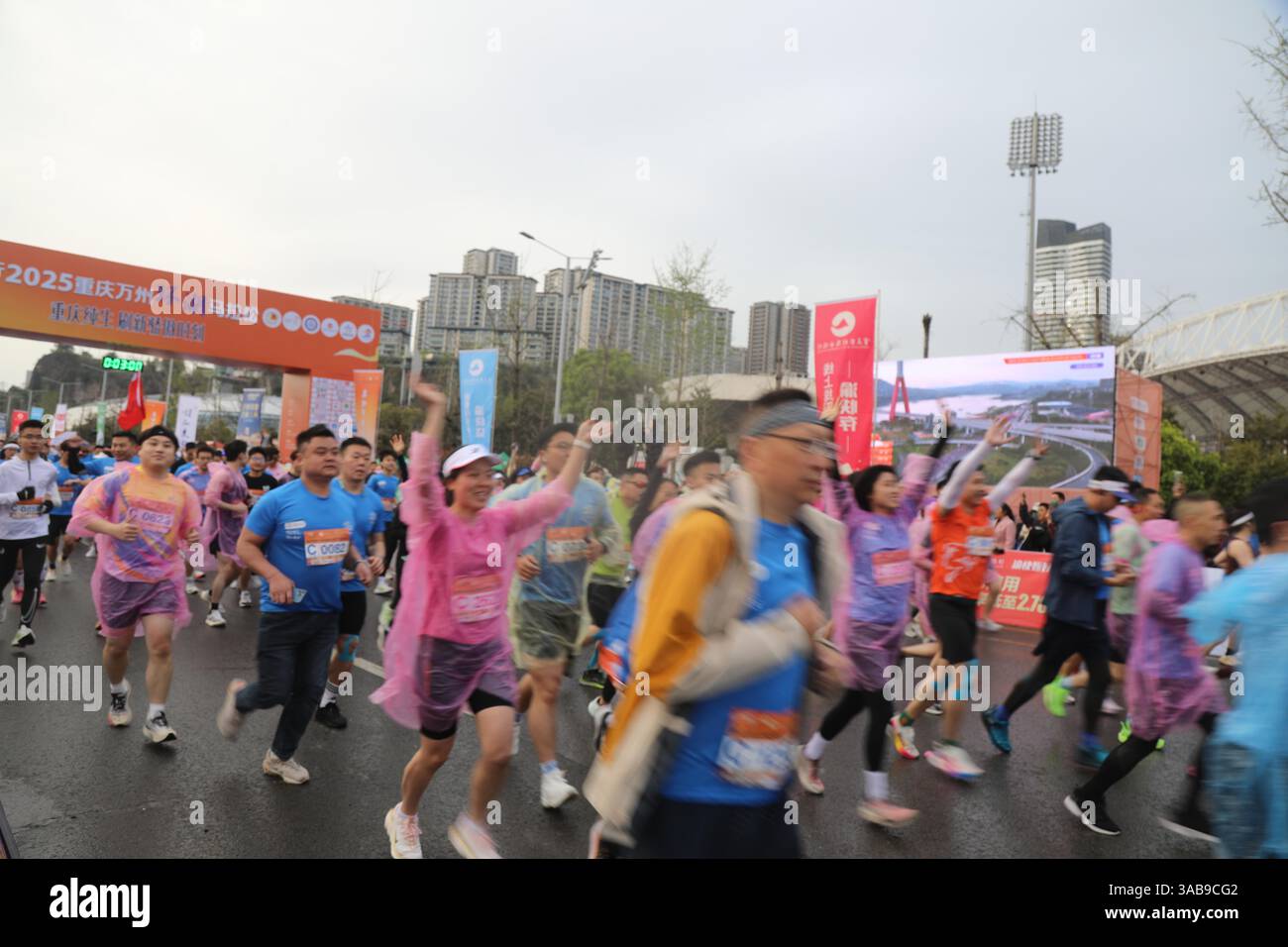 The 2025 Chongqing Wanzhou Marathon kicks off in Chongqing, China, 30 ...