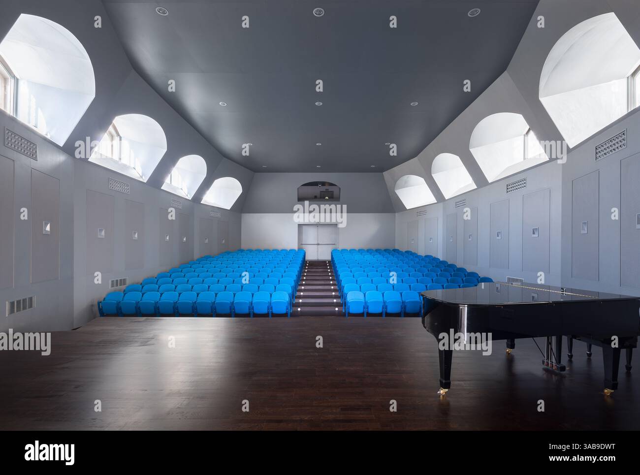 Blue lit stage features hi-res stock photography and images - Alamy