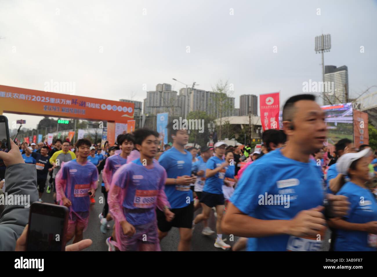 The 2025 Chongqing Wanzhou Marathon kicks off in Chongqing, China, 30 ...