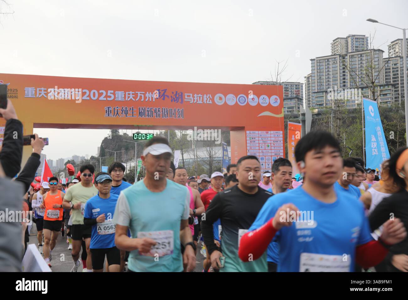 The 2025 Chongqing Wanzhou Marathon kicks off in Chongqing, China, 30 ...