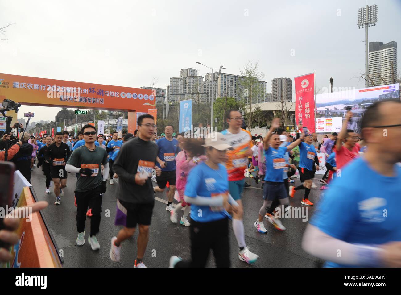 The 2025 Chongqing Wanzhou Marathon kicks off in Chongqing, China, 30 ...
