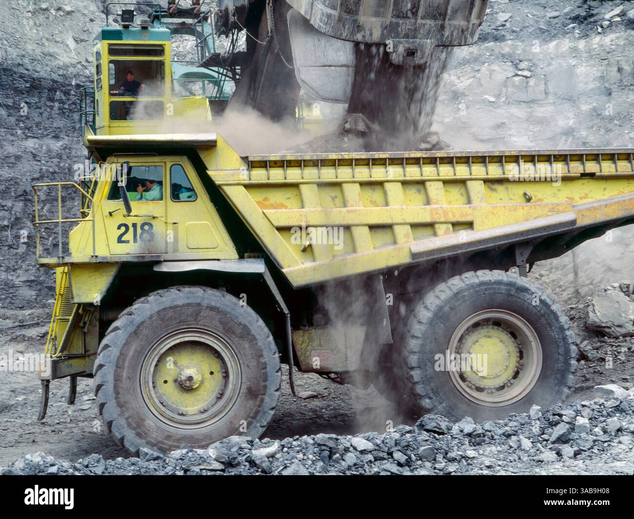 Caterpillar Dump Trucks Stock Photo - Alamy