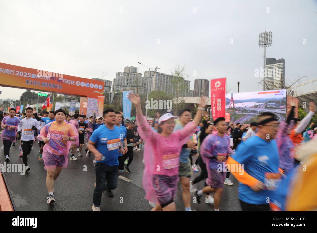 The 2025 Chongqing Wanzhou Marathon kicks off in Chongqing, China, 30 ...