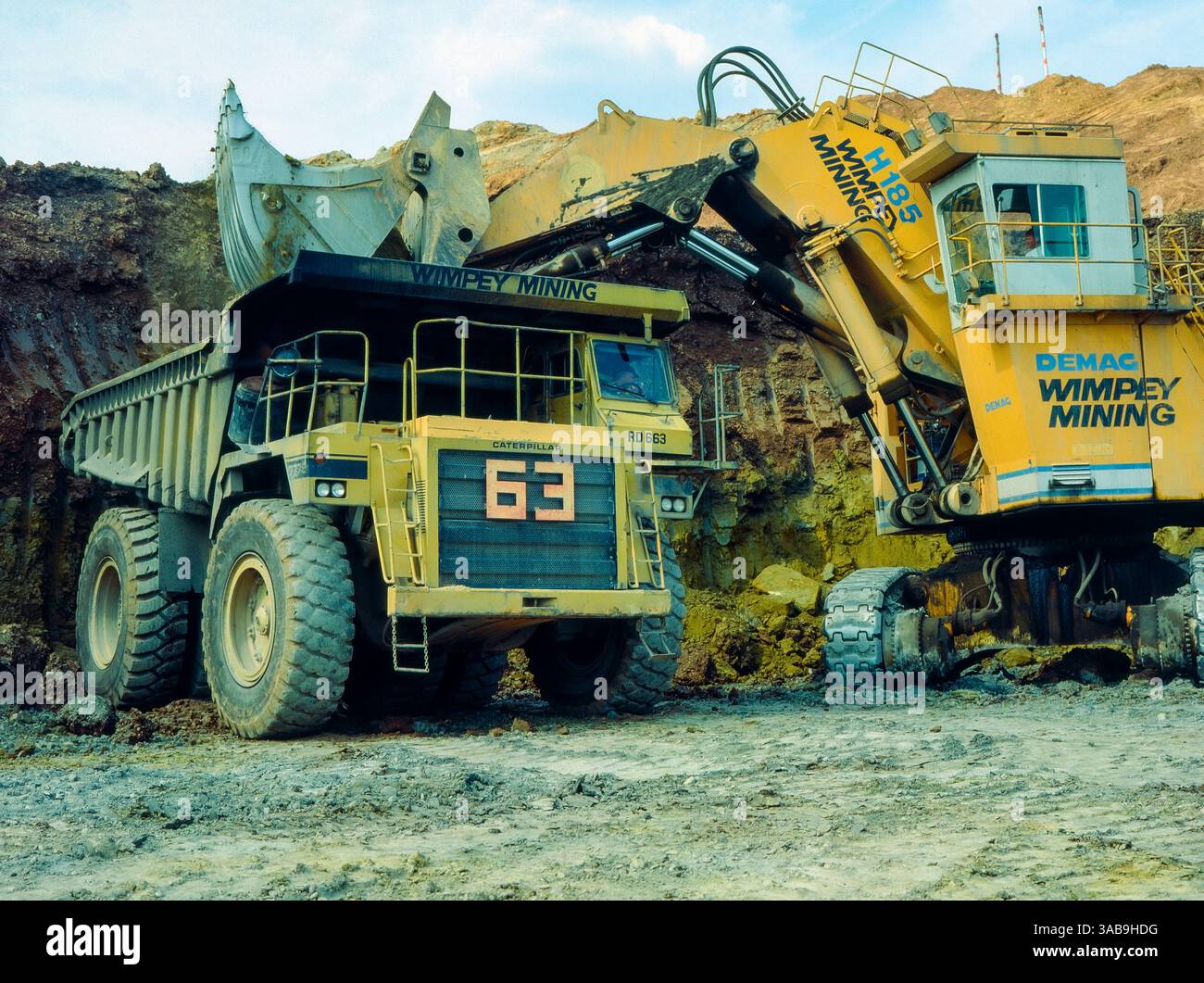 Caterpillar Dump Trucks Stock Photo - Alamy