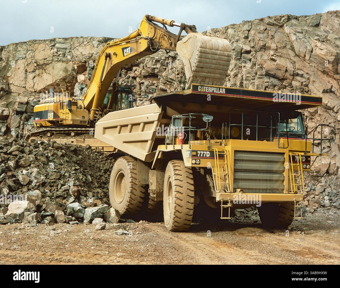 Caterpillar Dump Trucks Stock Photo - Alamy