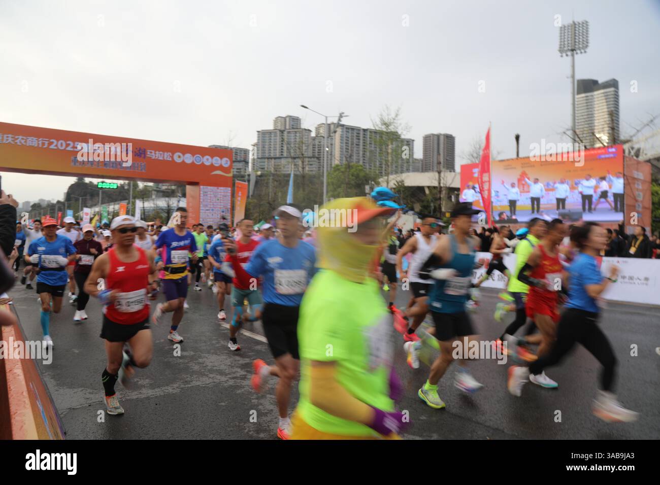 The 2025 Chongqing Wanzhou Marathon kicks off in Chongqing, China, 30 ...