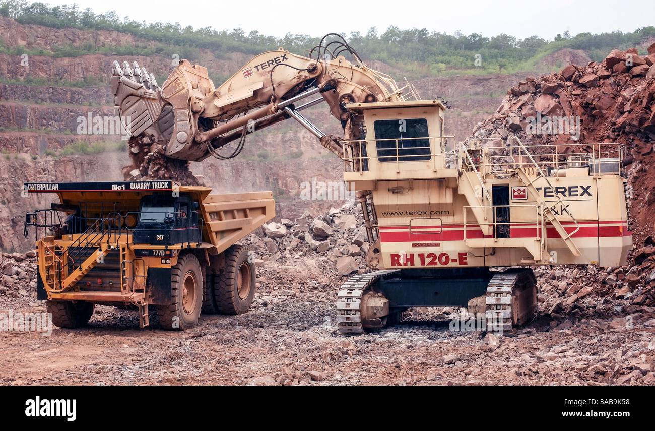 Caterpillar Dump Trucks Stock Photo - Alamy