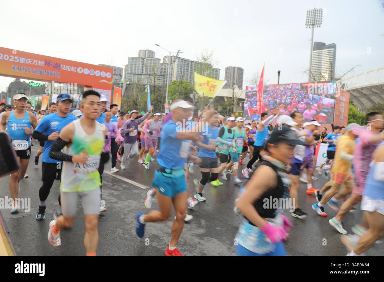 The 2025 Chongqing Wanzhou Marathon kicks off in Chongqing, China, 30 ...