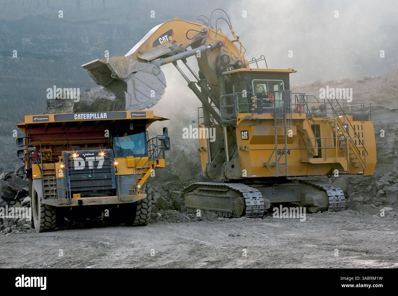 Caterpillar Dump Trucks Stock Photo - Alamy