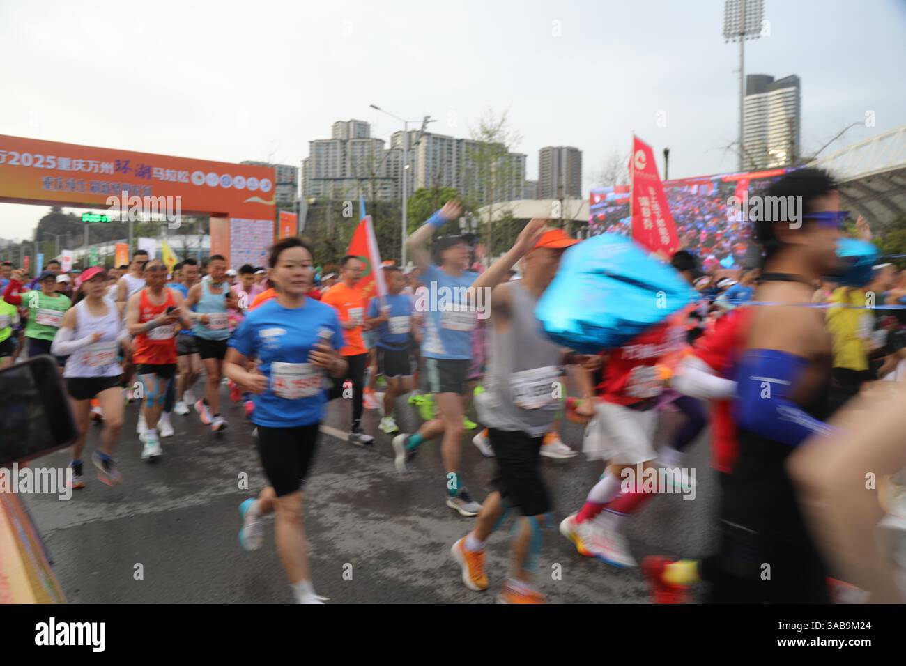 The 2025 Chongqing Wanzhou Marathon kicks off in Chongqing, China, 30 ...