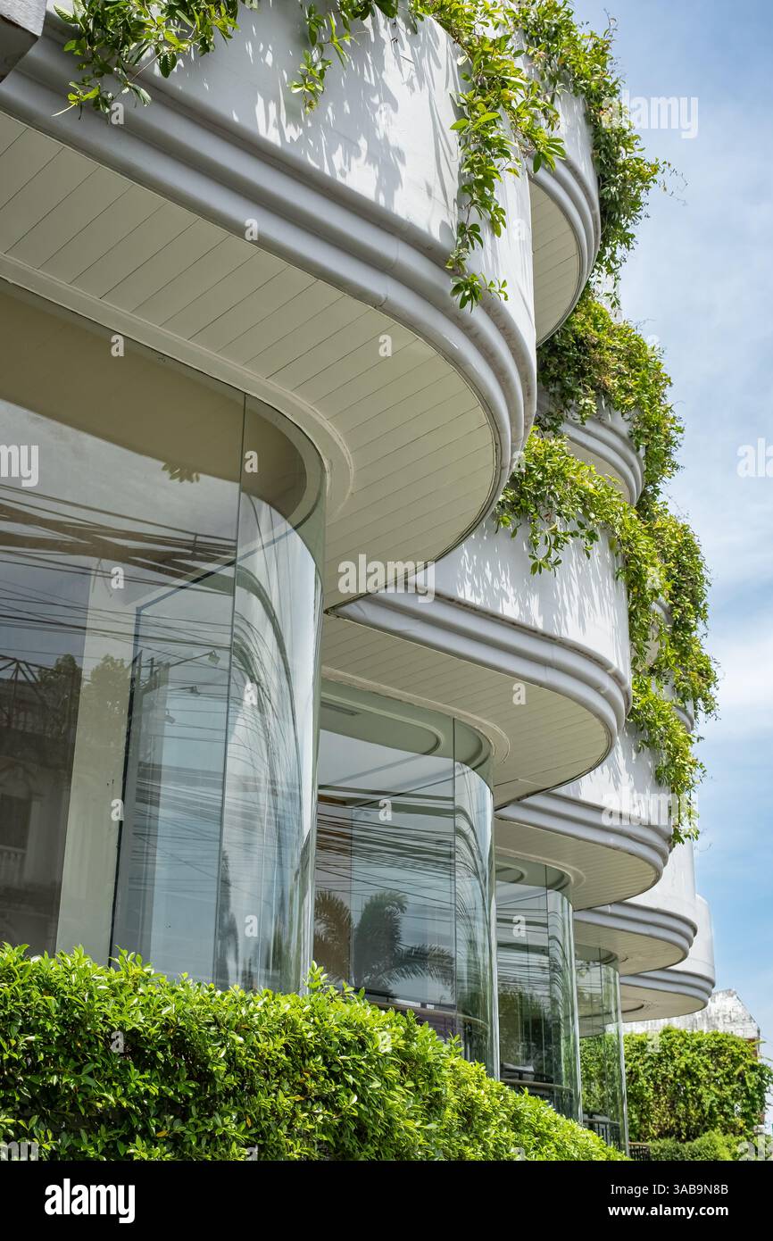 Modern building featuring wavy hi-res stock photography and images - Alamy