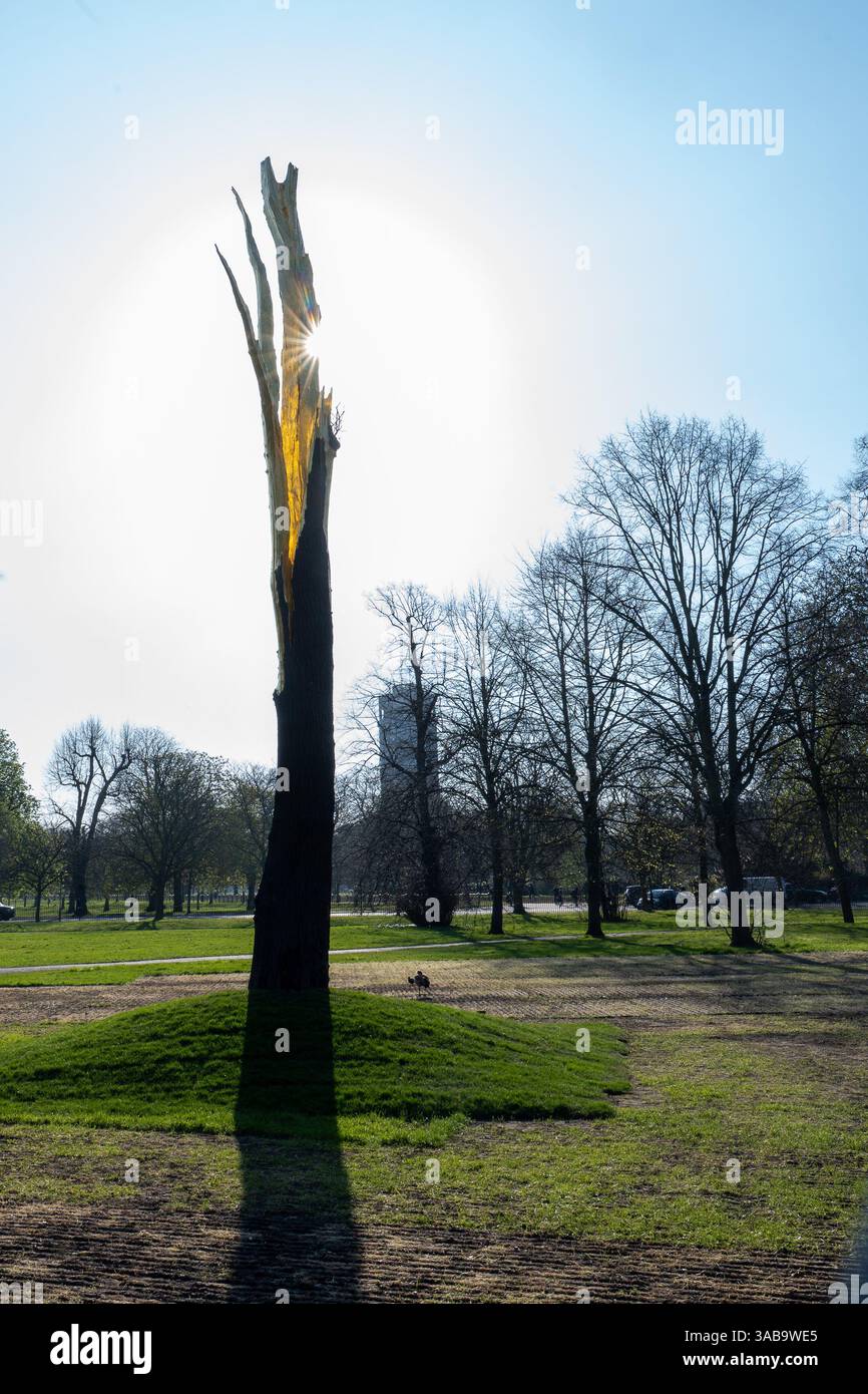 London, UK. 02nd Apr, 2025. Guiseppe Penone's Thunderstruck Tree 2012 ...