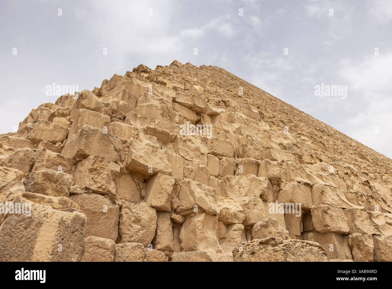 Kairo 01042025 - Cheops Pyramide Die Pyramiden von Gizeh Giza zaehlen ...
