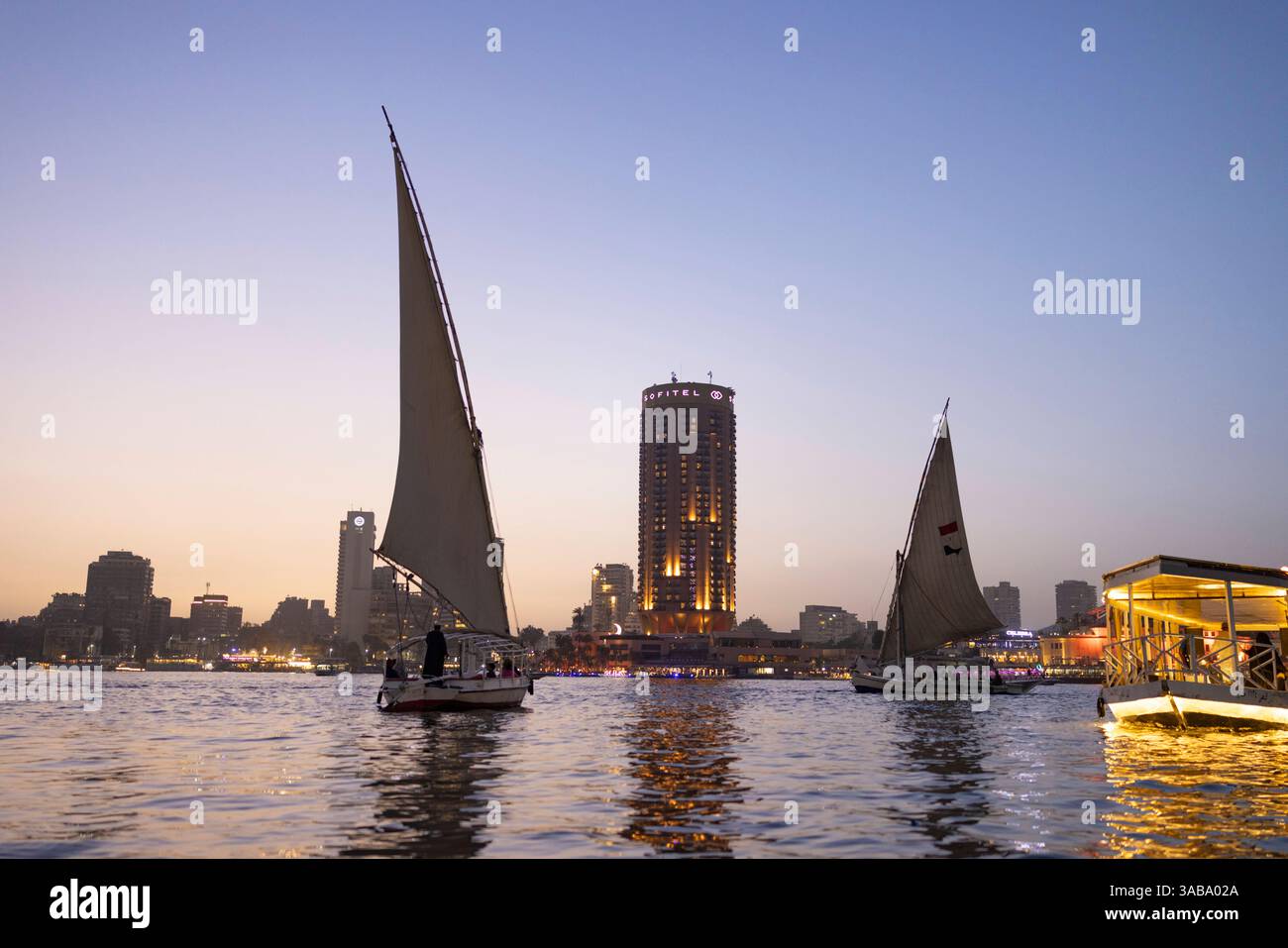 Nil Kairo 01042025 - Der Nil in Kairo. Hier fahren kleine Segelboote ...