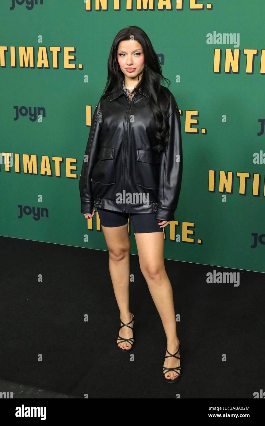 Emily Furz bei der Premiere der 2. Staffel der Webserie Intimate. im ...