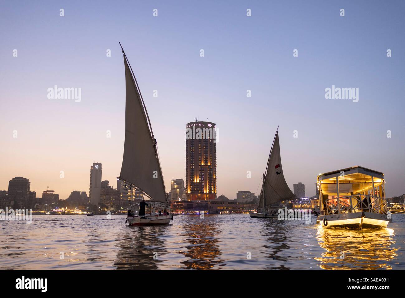 Nil Kairo 01042025 - Der Nil in Kairo. Hier fahren kleine Segelboote ...