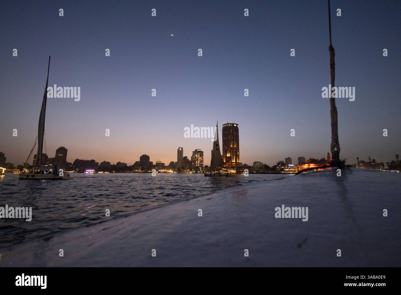 Nil Kairo 01042025 - Der Nil in Kairo. Hier fahren kleine Segelboote ...