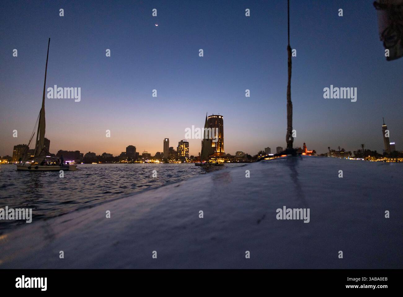 Nil Kairo 01042025 - Der Nil in Kairo. Hier fahren kleine Segelboote ...