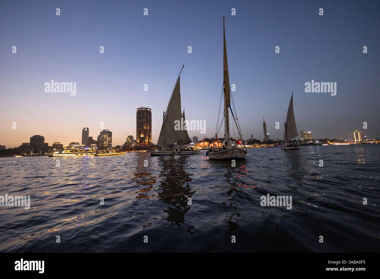 Nil Kairo 01042025 - Der Nil in Kairo. Hier fahren kleine Segelboote ...