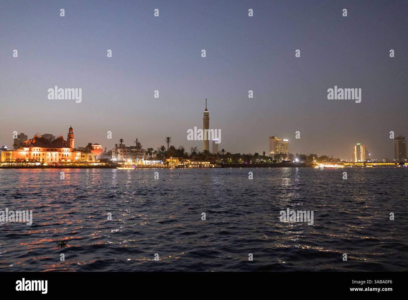 Nil Kairo 01042025 - Der Nil in Kairo. Hier fahren kleine Segelboote ...