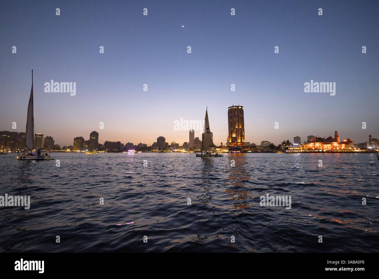 Nil Kairo 01042025 - Der Nil in Kairo. Hier fahren kleine Segelboote ...