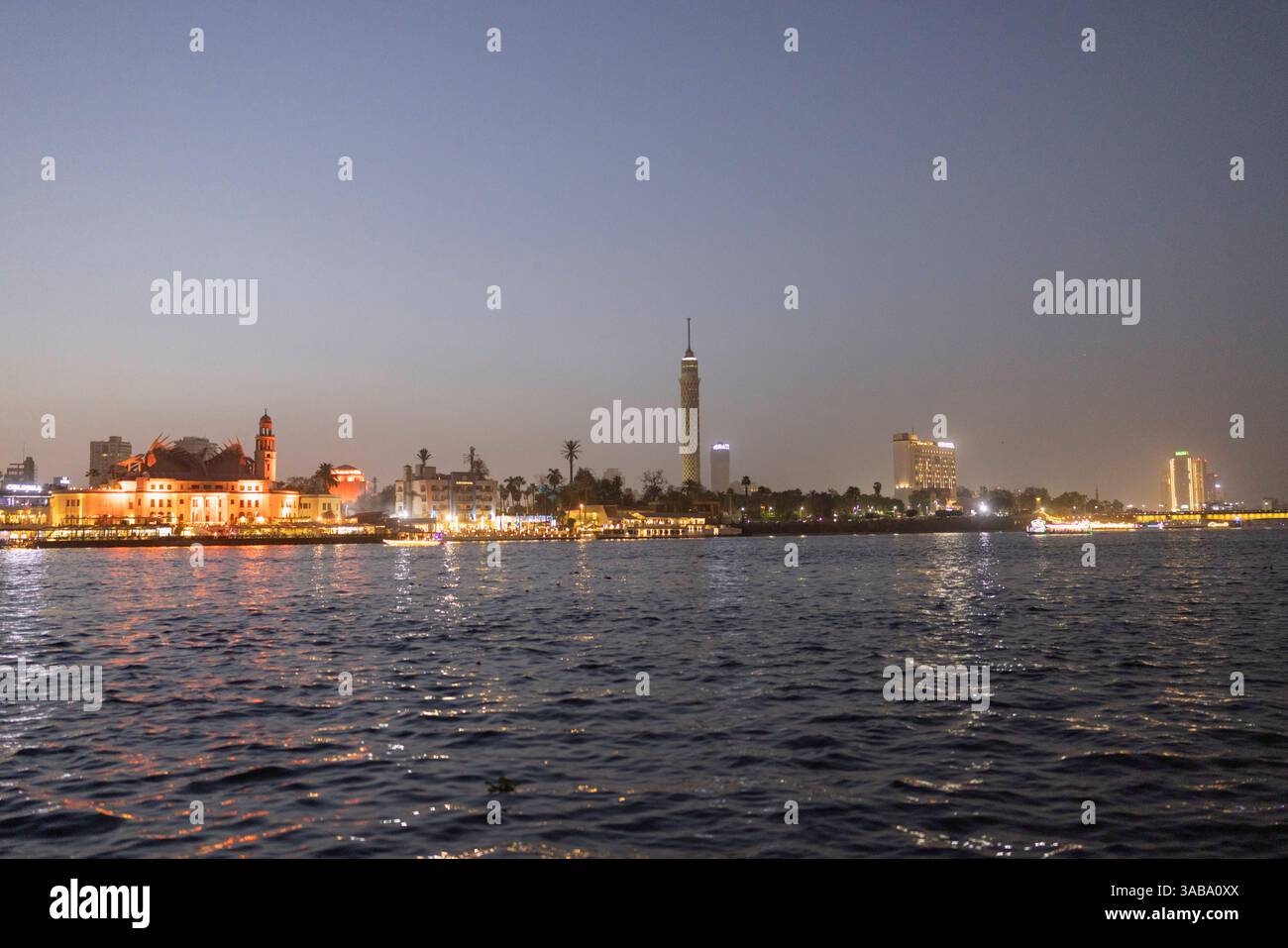 Nil Kairo 01042025 - Der Nil in Kairo. Hier fahren kleine Segelboote ...