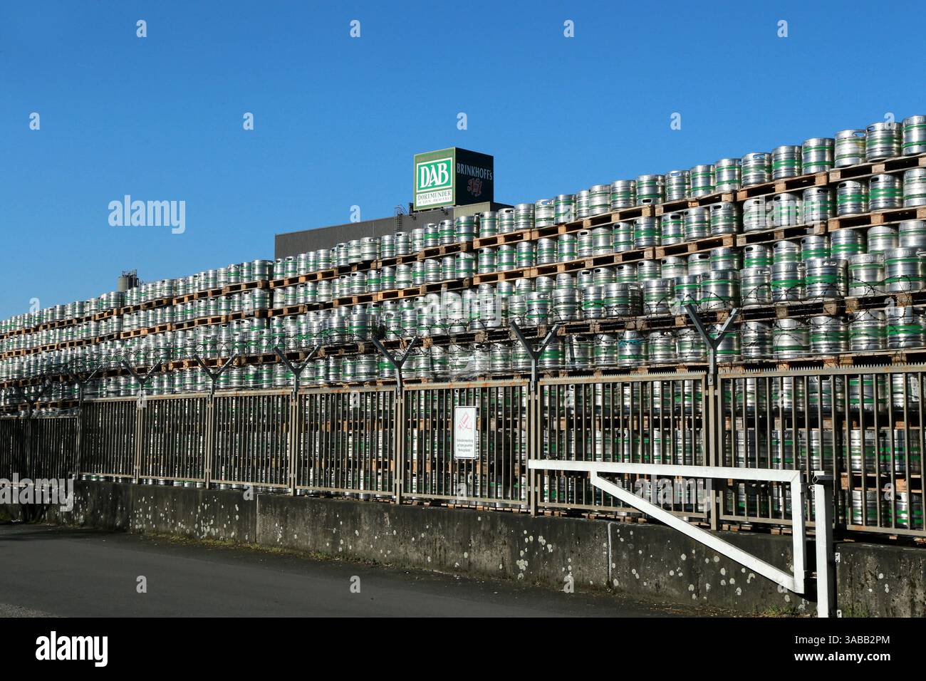 01.04. 2025 Dortmund Tausende Bierfäßer lagern auf dem Gelände der ...