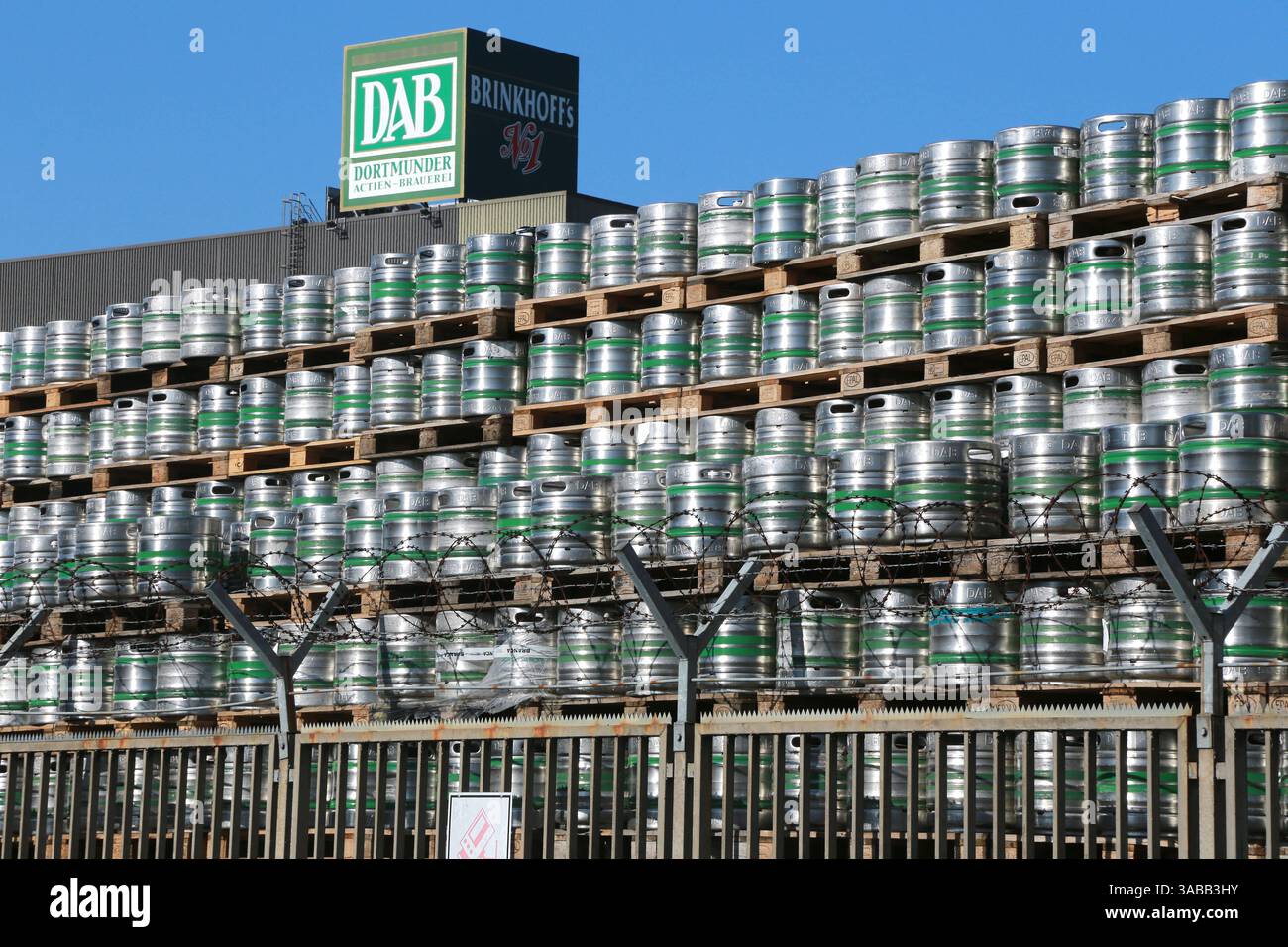 01.04. 2025 Dortmund Tausende Bierfäßer lagern auf dem Gelände der ...