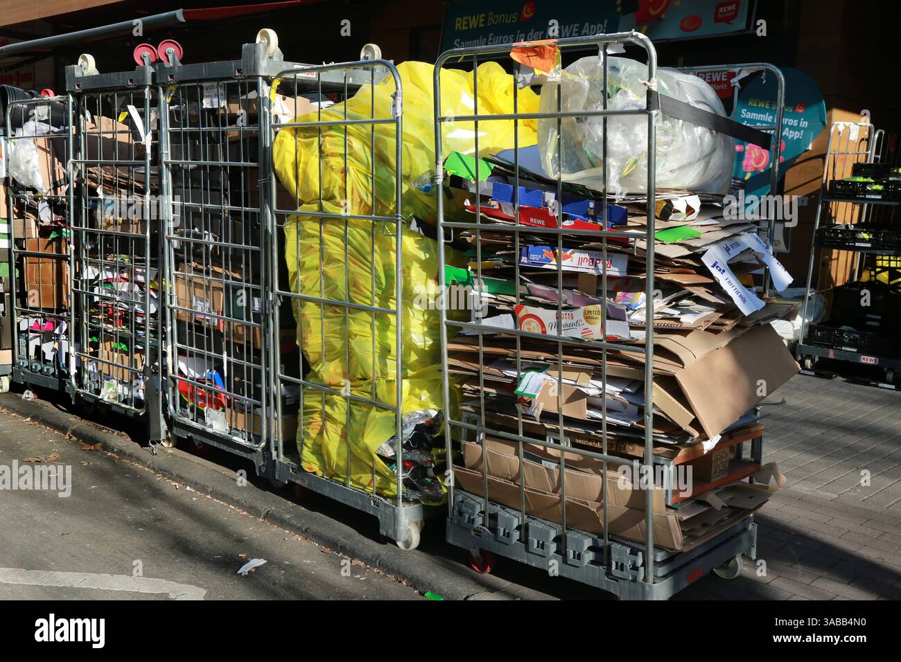 01.04. 2025 Dortmund, Vor einem REWE Markt sind Rollcontainer mit Pappe ...