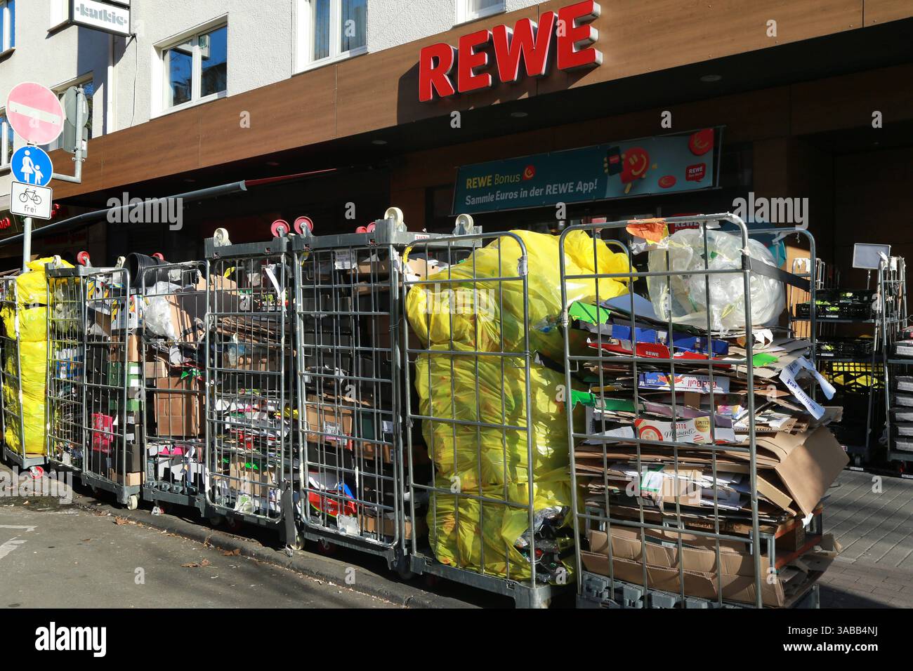 01.04. 2025 Dortmund, Vor einem REWE Markt sind Rollcontainer mit Pappe ...
