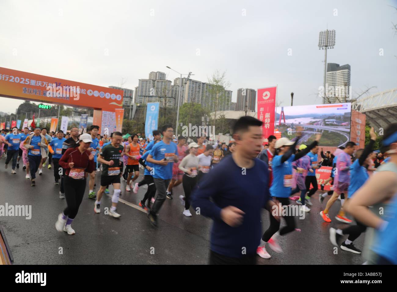 The 2025 Chongqing Wanzhou Marathon kicks off in Chongqing, China, 30 ...