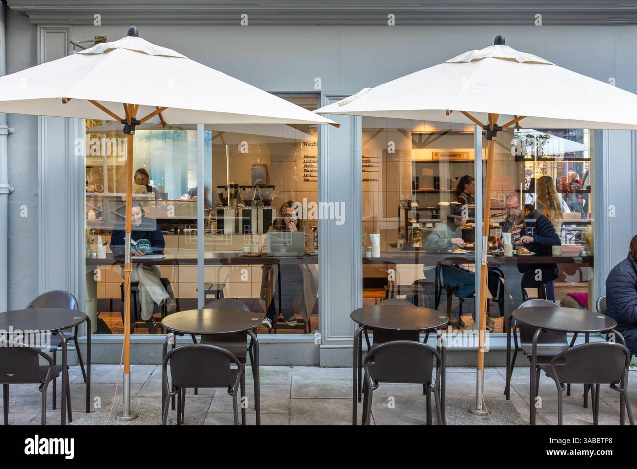 People sitting cafe tables hi-res stock photography and images - Alamy