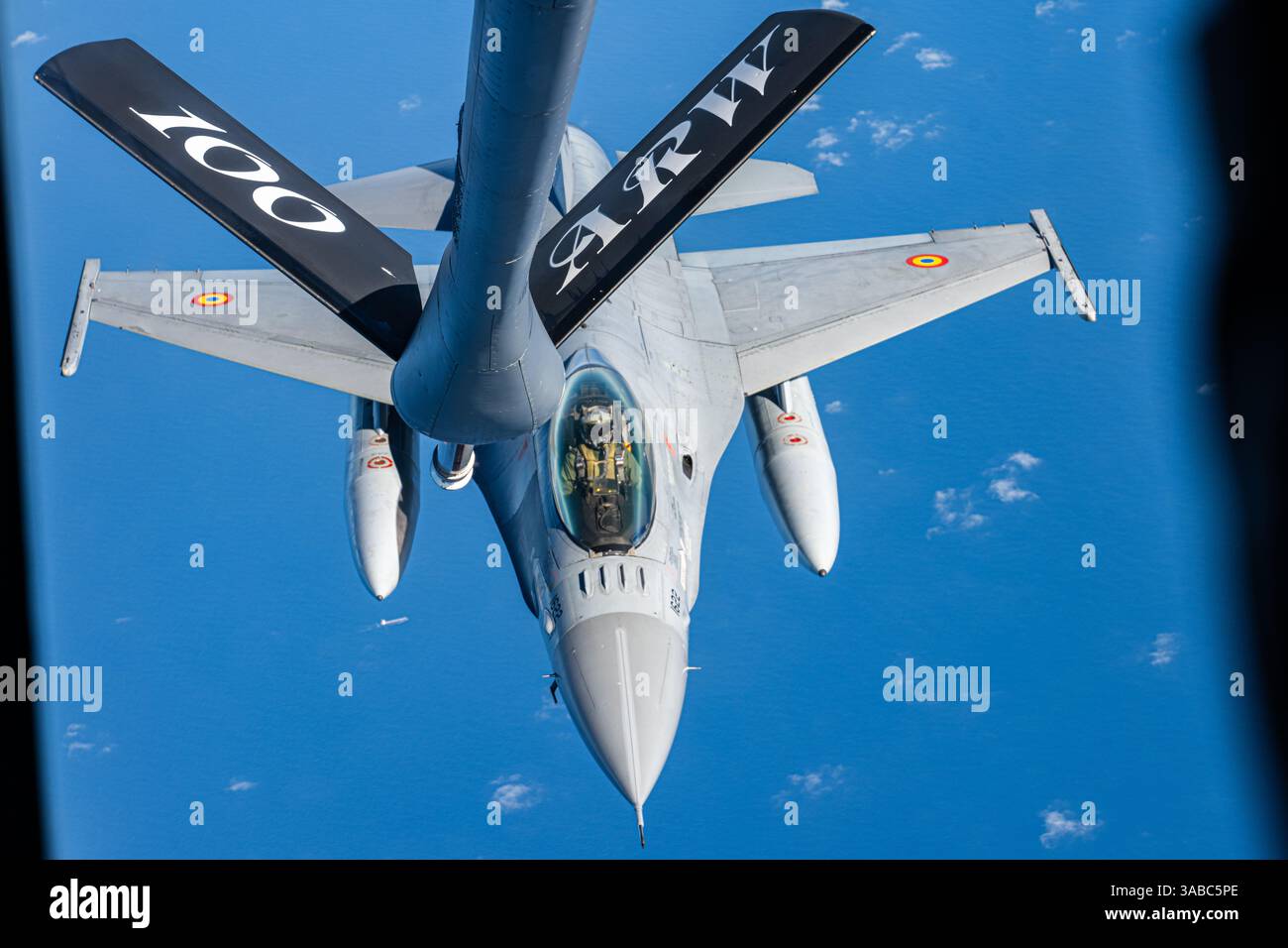 A Romanian air force F-16 Fighting Falcon approaches a KC-135 ...