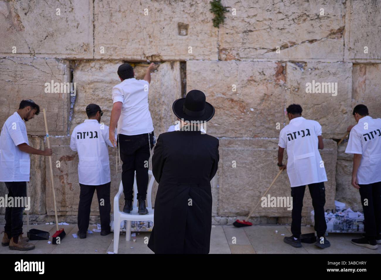 Rabbi Shmuel Rabinowitz, front, looks at workers who remove prayer ...