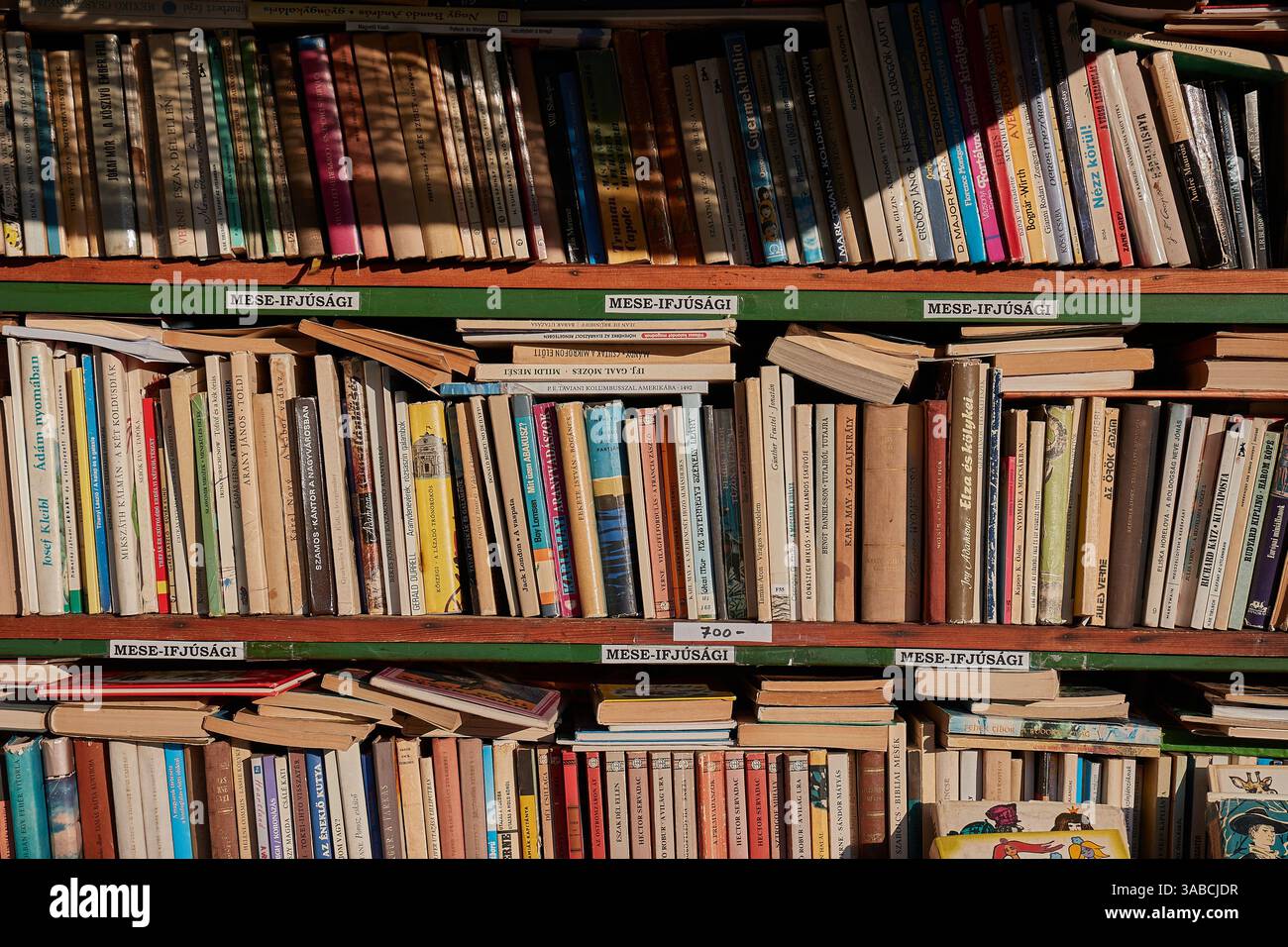 Book shelves street hi-res stock photography and images - Alamy