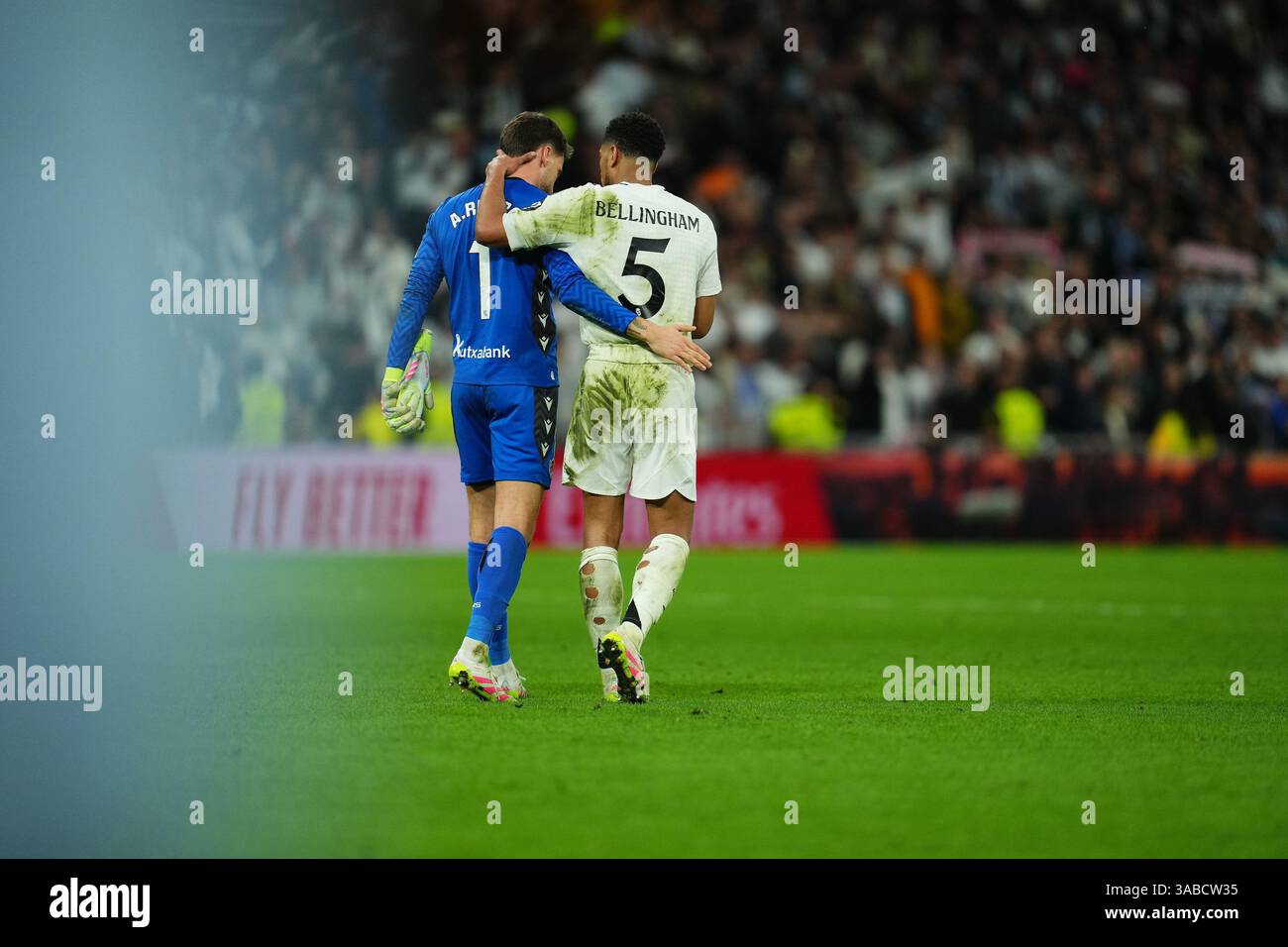 Alex Remiro of Real Sociedad and Jude Bellingham of Real Madrid at full ...