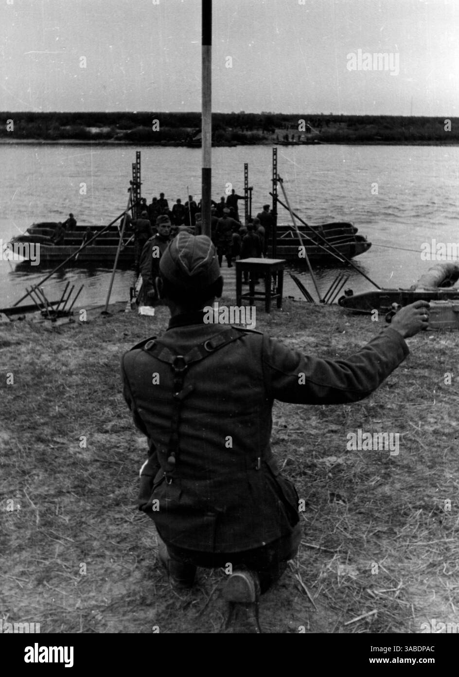 During pontoon bridges building hi-res stock photography and images - Alamy