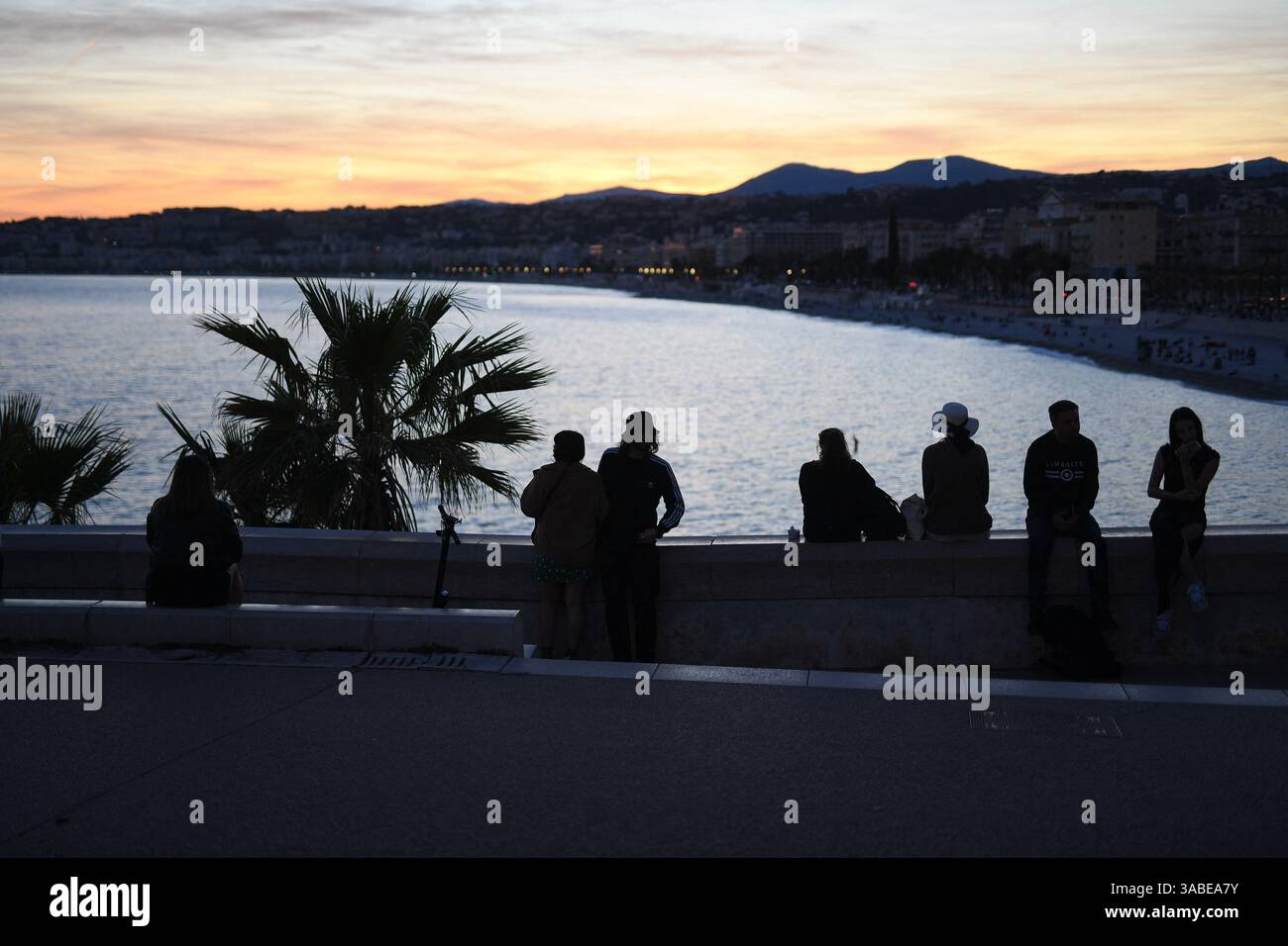La promenade des Anglais ou Prom est une avenue longeant le bord de mer ...